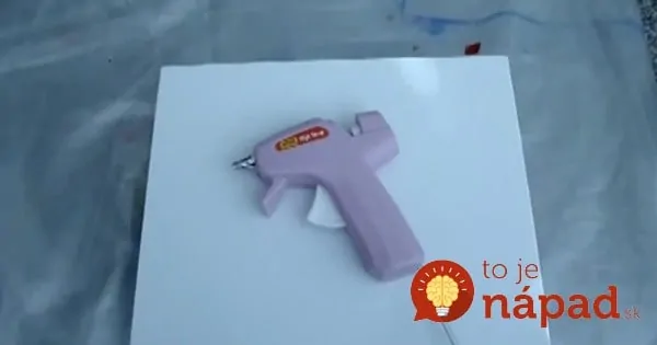 Čo sa stane, keď spojíte voskovky a lepiacu pištoľ? To je krása!