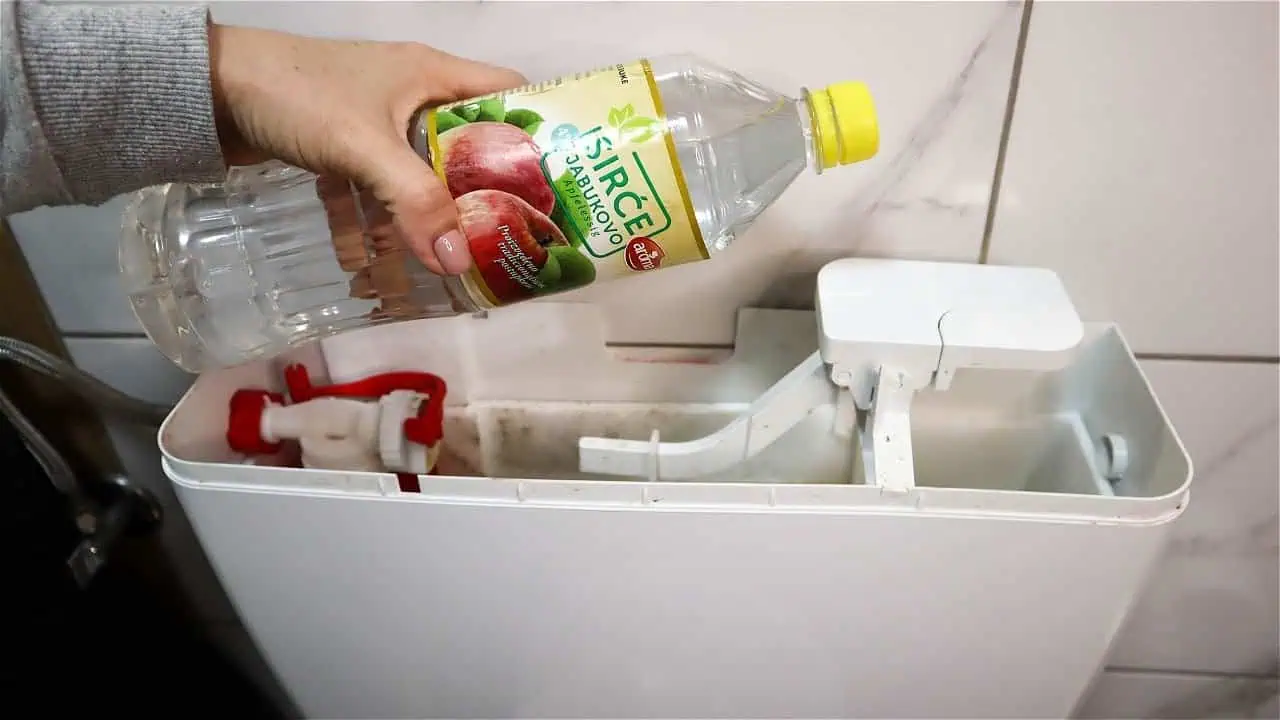 Tento trik na čistenie nádržky a toalety ma naučil inštalatér: Žiadna ...