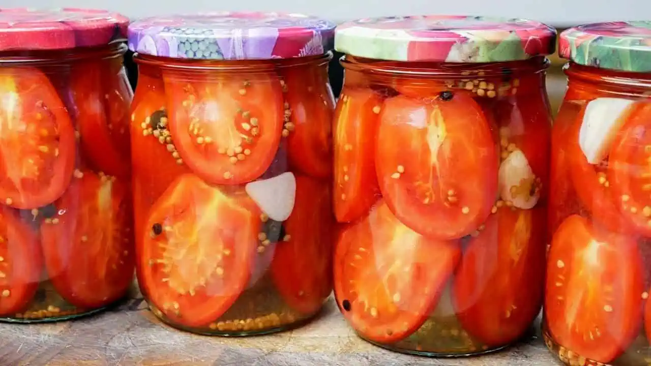 Paradajky len nakrájajte a odteraz ich budete pripravovať už len TAKTO: Sladké paradajky na zimu!