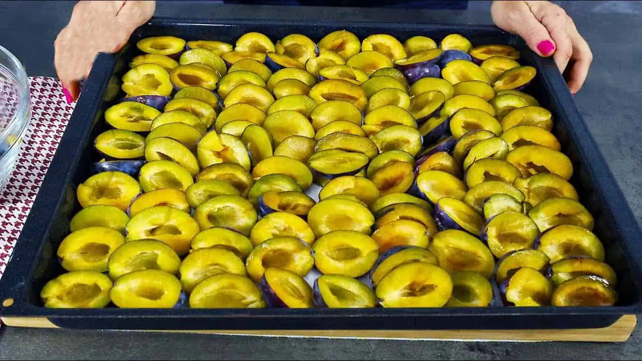 Úžasný recept mojej starej mamy, ako spracovať slivky: Slivky z rúry na ...