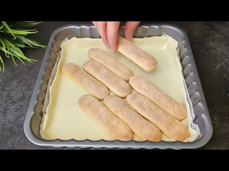 LÍSTKOVÉ cesto som len položila na plech a prikryla dlhými piškótami ...