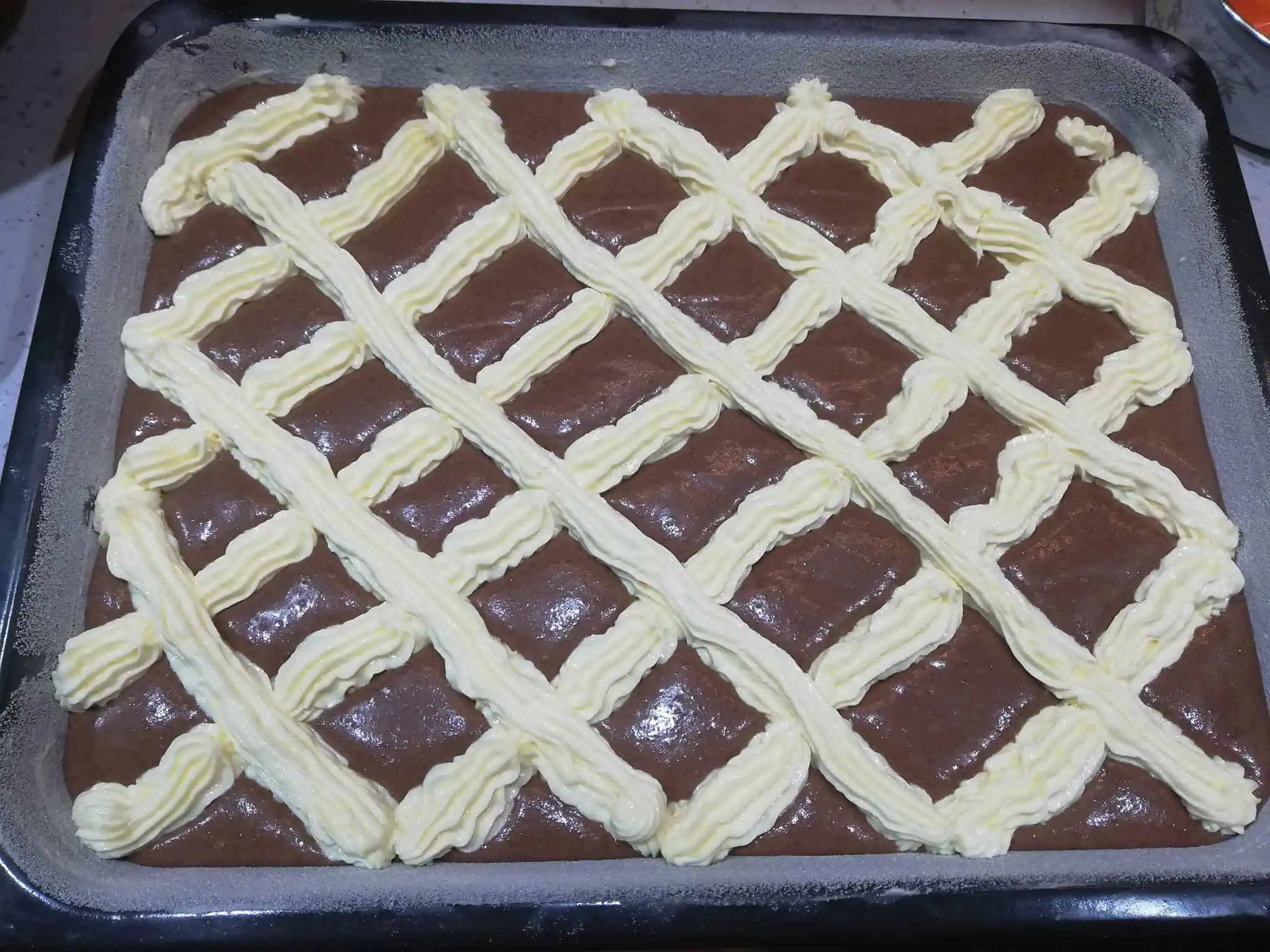 Hrnčekový koláč PREŠÍVANÁ DEKA s tvarohom a kakaom: Overená babičkina ...