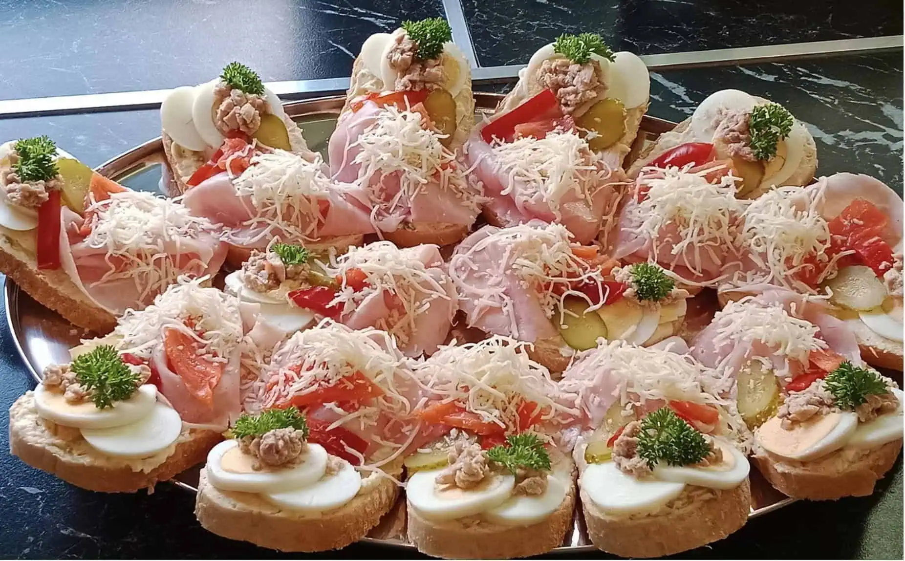 Najlepšie nátierky na chlebíčky, jednohubky a studené misy na jednom ...