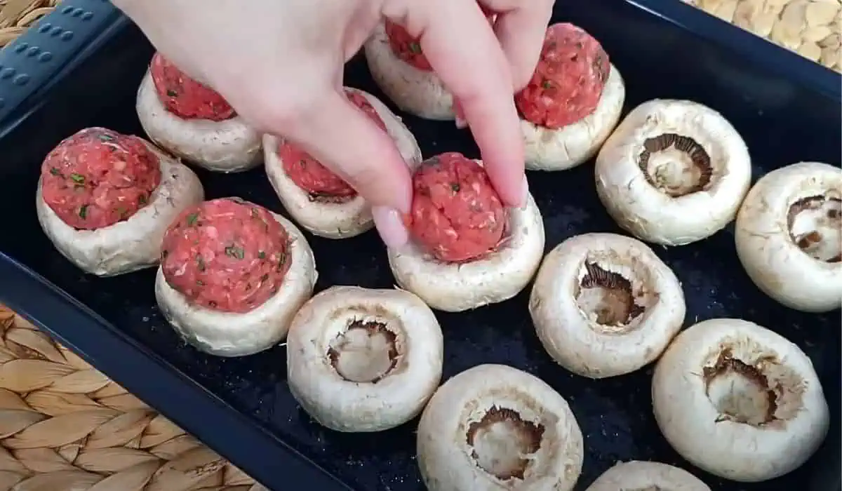 Z mletého mäsa vytvrujem guľky a vložím ich do húb: Ľutujem, že som ...