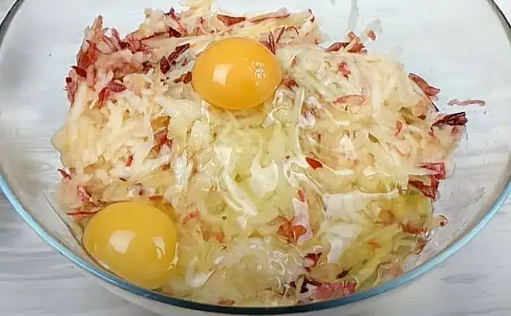 Tri jablká len nastrúham, pridáme dve vajcia a trochu múky: LACNÁ a ...